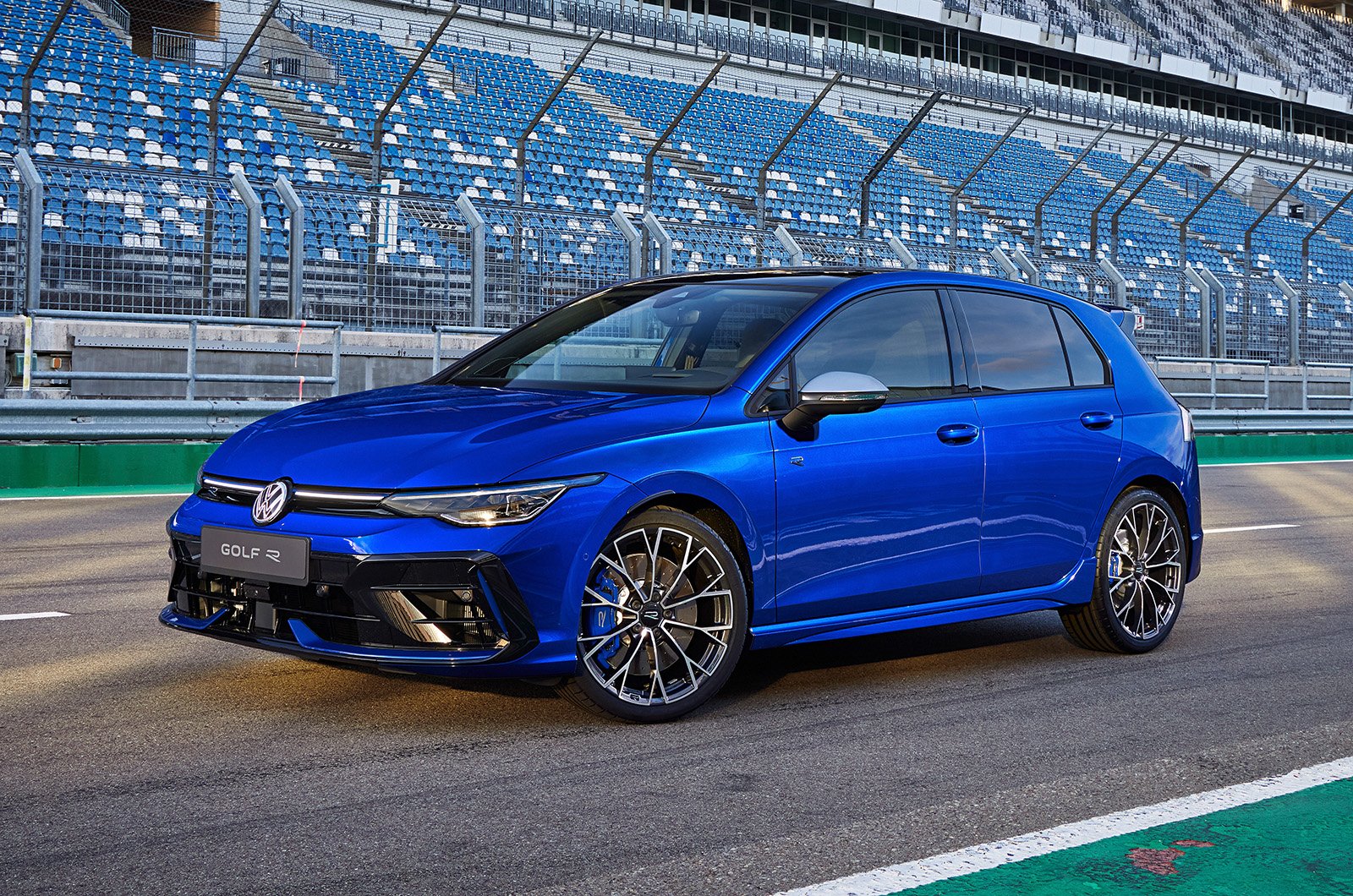 【歴代最も速い”ワーゲン”登場】フォルクスワーゲンから「ゴルフR」と「ゴルフRヴァリアント」が世界初公開！ | CarBoon -カーボン-