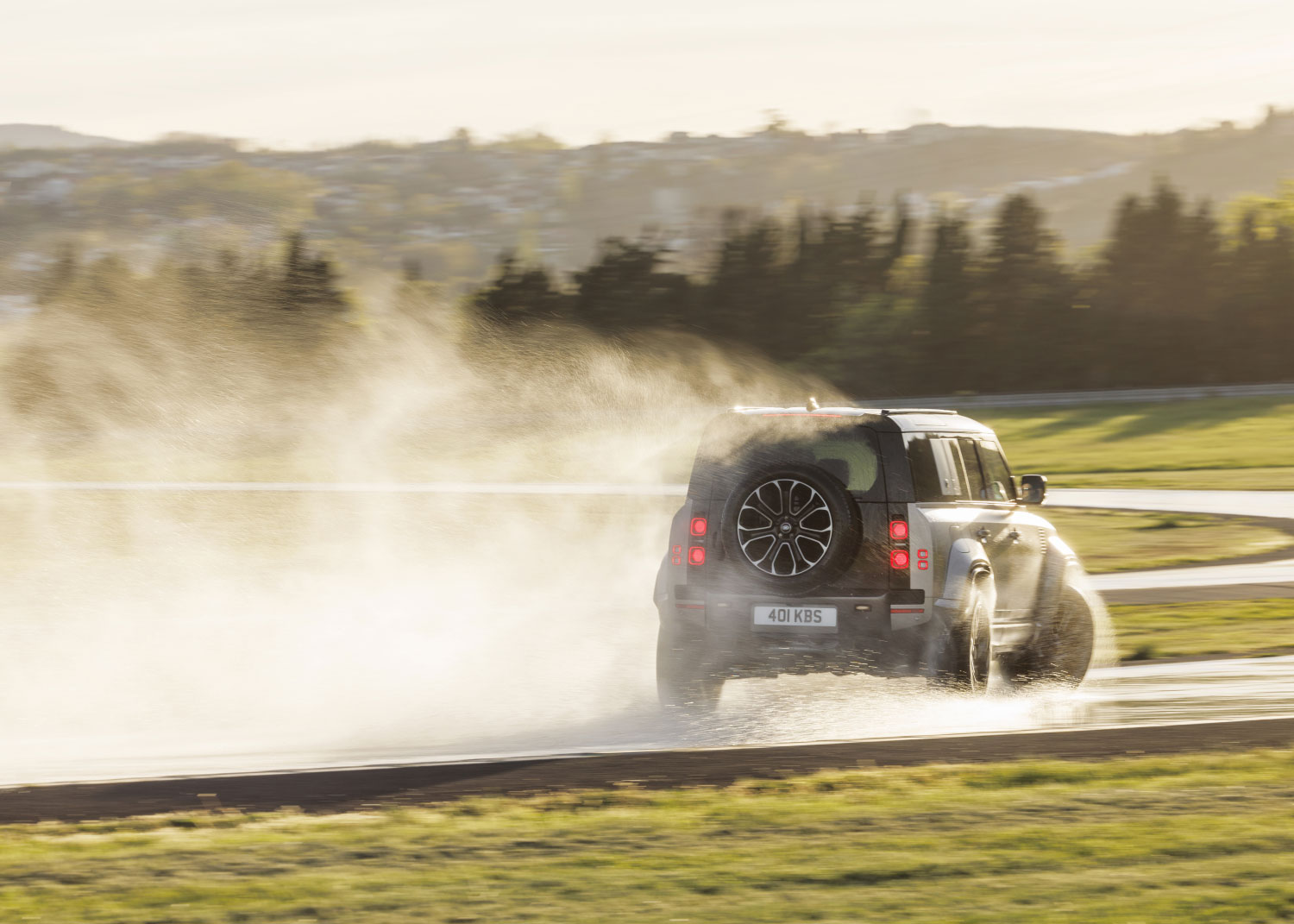 【主戦場は地球上⁉】ランドローバーからオールマイティパフォーマンスSUV「ディフェンダー オクタ」が世界初公開！ | CarBoon -カーボン-